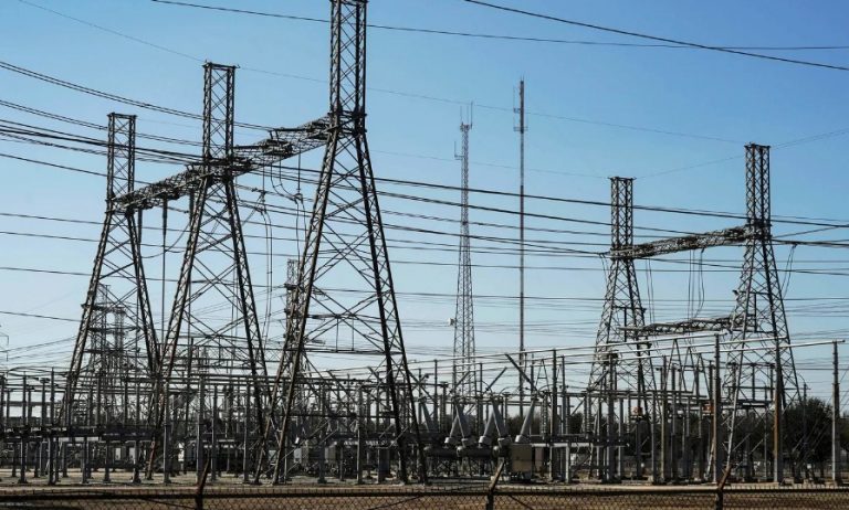 Perbedaan Arus AC Dan DC Listrik Beserta Contohnya